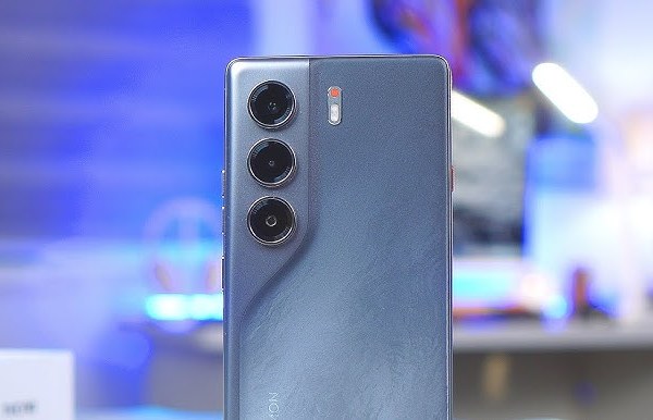 سعر ومواصفات Tecno Camon 40 | قارن فون